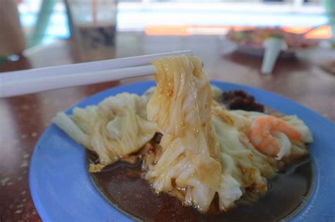 Grandpa Homemade Cheung Fun Stone Milled Chee Cheong Fun In Dragon Fruit And Spinach Skins With