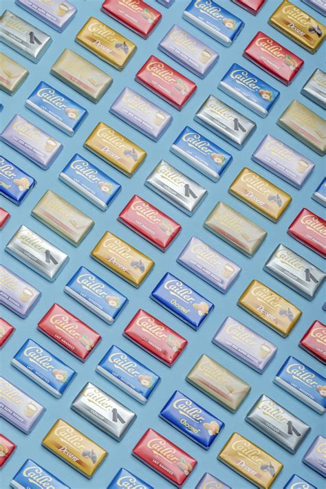 빨간색 파란색과 노란색 둥근 플라스틱 장난감 사진 Unsplash의 무료 초콜릿 바 이미지