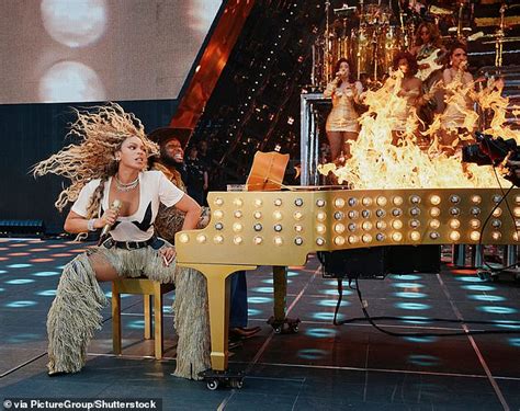 Beyonce Smokes A Cigarette Onstage During Final Stadium Concert In