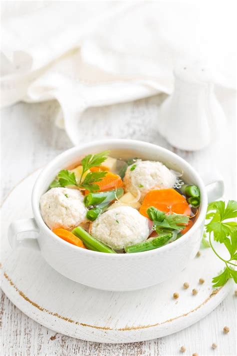 Verse Kippensoep Met Groenten En Vleesballetjes In Een Kom Stock Foto Image Of Frans