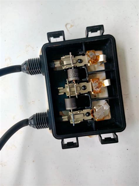 Blocking Daide มีหน้าที่ 1 บล๊อคกิ่งไดโอด Blocking Diode ทำหน้าที่ป้องกันการคลายประจุออกมาจาก