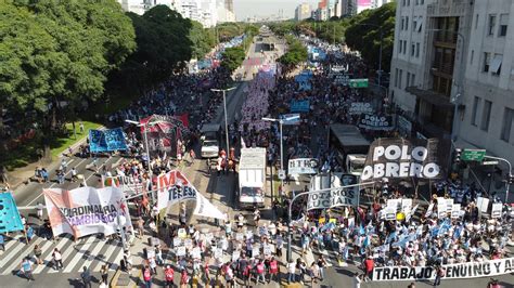 피켓은 9 De Julio Avenue와 Metrobus를 삭감하고 캠프를 설립하겠다고 위협합니다 그들은 더 많은 사회 계획을 요구합니다 Infobae