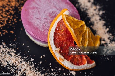 케이크 말린 과일 견과류 및 크림 캐슈 조성물 코코넛 버터 꿀 캐롭의 원시 채식 디저트 판에 검은 배경에 격리 닫아 0명에 대한 스톡 사진 및 기타 이미지 Istock