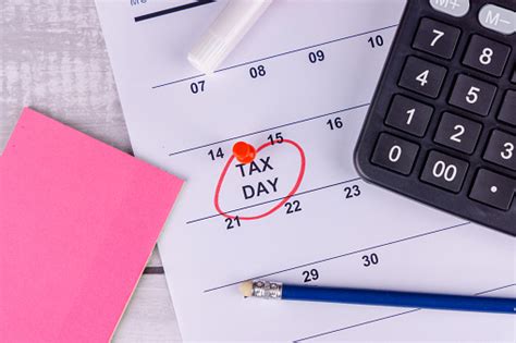 빨간색으로 강조된 4월 15일이 표시된 달력과 세금 양식 1099 계산기 연필이 흰색 나무 탁자 위에 놓여 있습니다 0명에 대한 스톡 사진 및 기타 이미지 Istock