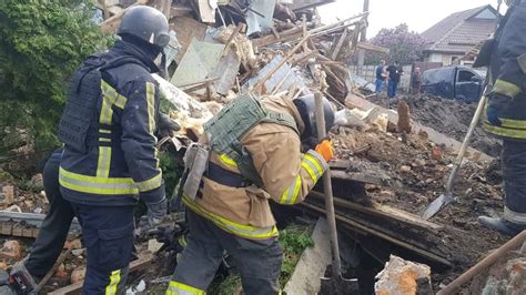 росія завдала ракетного удару по селу на Харківщині влучила у житловий будинок є загиблий і