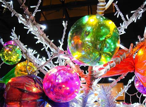 배경 화면 화려한 분기 크리스마스 트리 크리스마스 조명 선명한 색깔 풍선 크리스마스 장식들 1600x1180 Wallpaperup 690998