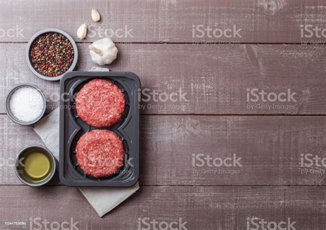향신료와 허브와 원시 다진된 수 제 쇠고기 햄버거와 플라스틱 쟁반 상위 뷰 고 토마토 소금 후추 나무 부엌 테이블 배경 위에 텍스트를 위한 공간 고기에 대한 스톡 사진 및