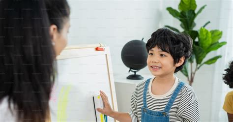 학교에서 아이들에게 예술을 가르치는 백인 아름다운 젊은 여성 교사 매력적인 강사 마스터 여성은 교실에서 학생 유치원 유치원과 함께 그림과 그림을 설명하고 교육합니다 사진