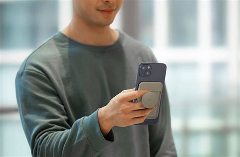 UNIQ | Flixa Magnetic Card Holder