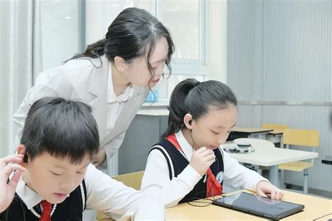 在“智慧”校园体验ai生活 虹口这所小学这样探索人工智能