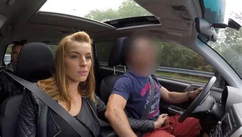 Sie Zahlt Die Autofahrt Mit Einem Blowjob Anhalter Sex Auto Blowjob