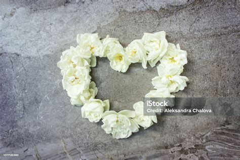 당신의 작품을 표시하는 세련된 브랜딩 모형 회색 배경에 귀여운 빈티지 모의 플랫 레이 상단 보기 하트 모양의 장미 꽃프레임 꽃 배경 텍스트의 장소입니다 축 초대 개념에 대한