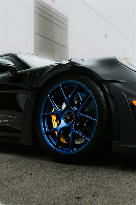 파란색 테두리가 있는 검은색 스포츠카 사진 Unsplash의 무료 자동차 이미지