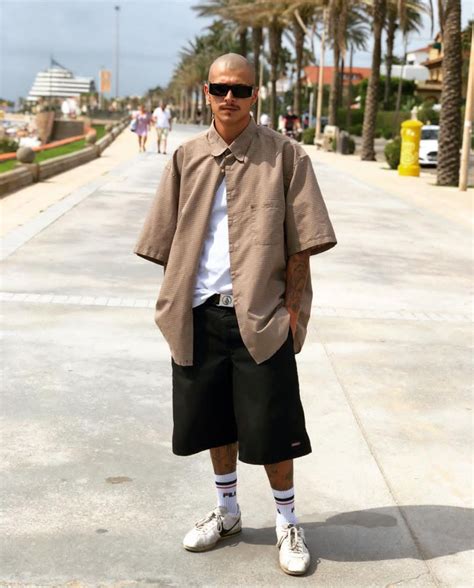 Tendência De Só Abotoar O Primeiro Botão Da Camisa Roupa Estilo Urbano Roupas Estilo Street