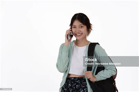 하얀 배경 위에 고립 된 배낭을 가진 젊은 대학생 전자 학습 온라인 교육 개념 개인 지도 교사에 대한 스톡 사진 및 기타 이미지 개인 지도 교사 격리 공부 Istock