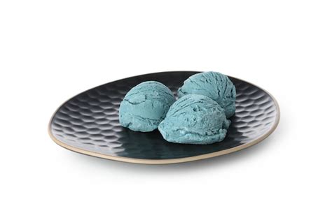 흰색 배경에 고립 된 맛있는 음식 아이스크림의 개념 프리미엄 사진
