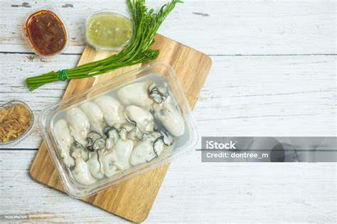 튀긴 양파 야채 붉은 칠리 및 태국 칠리 페이스트를 상자에 넣은 신선하고 생 굴 건강한 생활방식에 대한 스톡 사진 및 기타