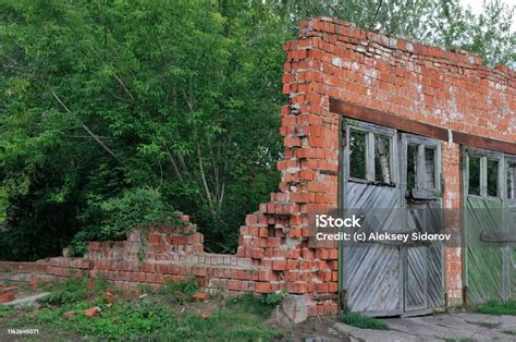 화창한 여름 날에 깨진 벽돌 벽 배경입니다 추상적 인 빨간 벽돌 오래된 벽 텍스처 배경입니다 고르지 않은 붉은 벽돌 벽을