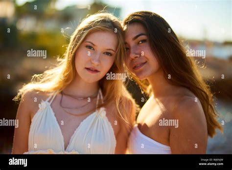 Belles jeunes femmes Banque de photographies et dimages à haute résolution Alamy