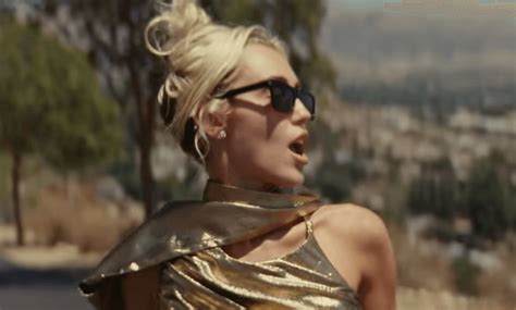 Miley Cyrus Estrena Flowers” Norte Fm