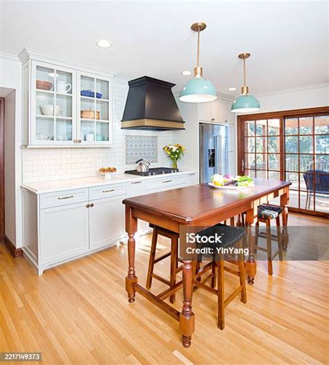 주택 개선은 주거용 가정에서 현대적인 클래식 주방 디자인을 리모델링했습니다 0명에 대한 스톡 사진 및 기타 이미지 0명 가구 가열장치 Istock