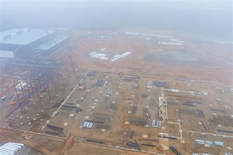 상업용 건물에서 타워 크레인이 작동하는 짙은 안개가 낀 새벽에 건설 현장 0명에 대한 스톡 사진 및 기타 이미지 0명 개발