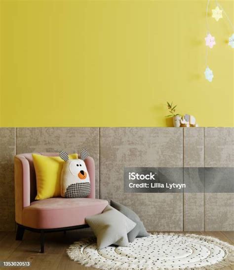 노란 벽과 어린이 안락의자가있는 어린이 놀이방 부드러운 장난감과 베개 3d 렌더링으로 어린이 방 인테리어 모의 0명에 대한 스톡 사진 및 기타 이미지 Istock