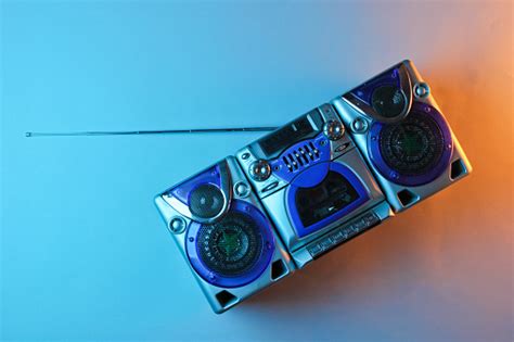 레트로 웨이브 80 년대 홀로그램 빛에 안테나와 스피커가 있는 오디오 카세트 레코더 평면도 미니 멀리즘 1980년에 대한 스톡 사진 및 기타 이미지 Istock