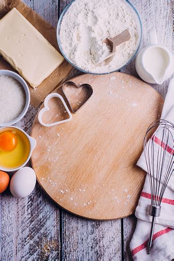 재료 제빵 발렌타인 케이크달걀 밀가루 우유 버터 설탕과 흰색 나무 배경 기구 보기 상위 빈 요리 책 또는 복사 공간 어두운