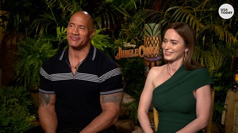 Jungle Cruise Emily Blunt Makes Fun Of Dwayne Johnsons Swimming
