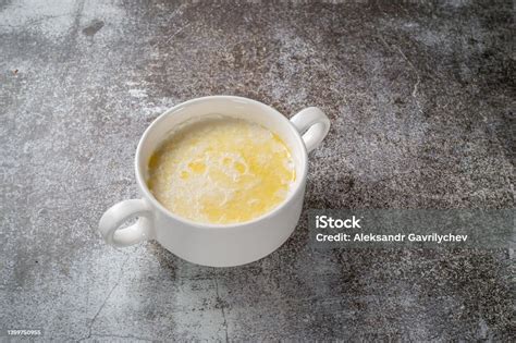 크림 의 크림 회색 돌 테이블에 흰색 컵에 버터와 세몰리나 푸딩 레스토랑에서 건강한 아침 식사 무스 후식에 대한 스톡 사진 및 기타 이미지 Istock