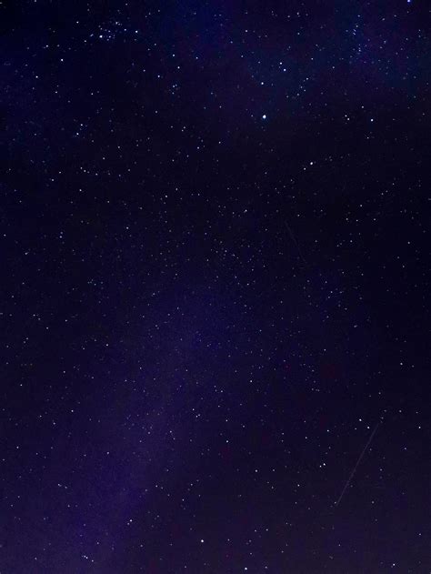 밤 시간 동안 물에 공기에 떠있는 빨간색과 파란색 열기구 · 무료 스톡 사진