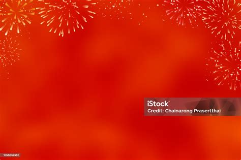 추상적인 쇼 그룹 폭발하는 불꽃놀이 밝은 빛 활기찬 다채롭고 떨어지는 불 반짝이 색종이 머리 붉은 색 배경에 행복한 중국 새해 개념 빨간색 배경에 대한 스톡 벡터 아트 및