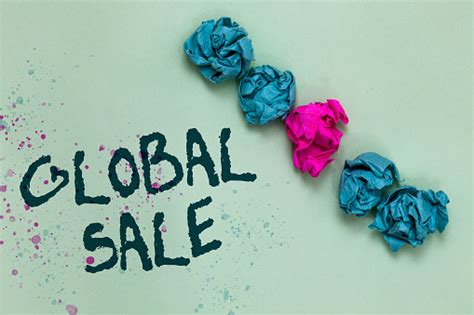 단어 쓰기 텍스트 글로벌 판매입니다 관리자 작업에 대 한 비즈니스 개념 회사 할 비즈니스 국제적으로 정렬 구겨진 주름이 논문 하나 다른 독특한 녹색 배경 고객에 대한 스톡