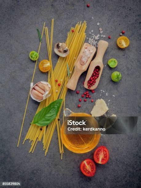 이탈리아 요리 개념입니다 재료 달콤한 바 질 토마토 어두운 배경 평면 배치 및 복사 공간에 마늘 후추의 열매 샴 피 뇽 호박 파 르 메 산 치즈 스파게티 개념에 대한 스톡