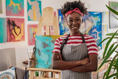 스튜디오에서 젊은 아프리카 계 미국인 여성 예술가의 초상화 아프리카 민족에 대한 스톡 사진 및 기타 이미지 아프리카 민족 아프리카계 미국 민족 화가 예술가 Istock