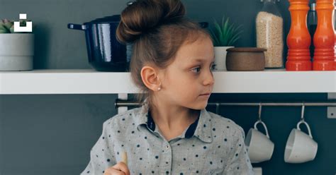 오렌지 소스 팬과 갈색 국자를 들고 회색 블라우스를 입은 여자 사진 Unsplash의 무료 여자 요리 이미지