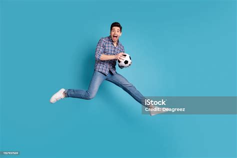 전체 길이 바디 사이즈 보기 사진 충격 펑키 재미 청소년 홀드 손 외침 기뻐 에너지 착용 유행 밀레니얼 데님 격자 무늬 청바지 셔츠 의상 에 고립 된 블루 배경 긍정적인