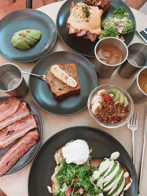 건강한 아침 식사 고명 과일 과일 샐러드 과일을 자르다 균형 잡힌 식단 꿀 다채로운 달콤한 딸기 맛있는 맛있는 간식 먹음직스러운 바나나 브런치