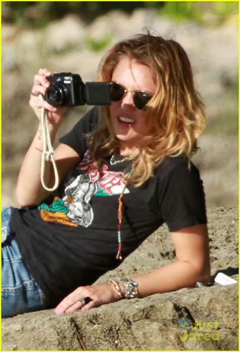 Miley Cryus Hangs Out In Hawaii With Liam Hemsworth Photo 453371