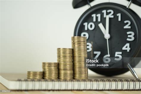 동전 단계 빈티지 알람 시계 펜 텍스트 금융에 대 한 복사 공간 및 비즈니스 계획 개념 나무 작업 테이블에 노트북 종이 스택