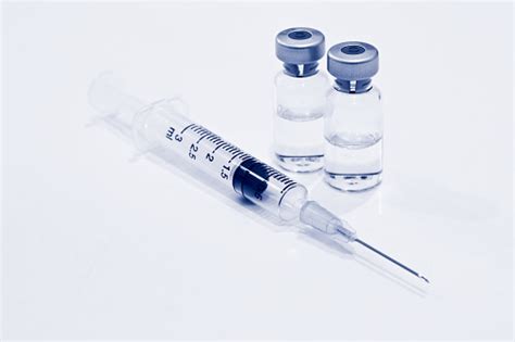 약물 또는 백신 및 3 Ml 바늘 고립 된 화이트 배경에 블루 톤 컬러와 플라스틱 주사기의 유리병 건강관리와 의술에 대한 스톡 사진 및 기타 이미지 Istock