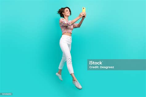 평온한 숙녀의 전신 프로필 초상화는 스마트 폰을 들고 청록색 배경에 고립 된 셀카 빈 공간을 만듭니다 25 29세에 대한 스톡 사진 및 기타 이미지 Istock
