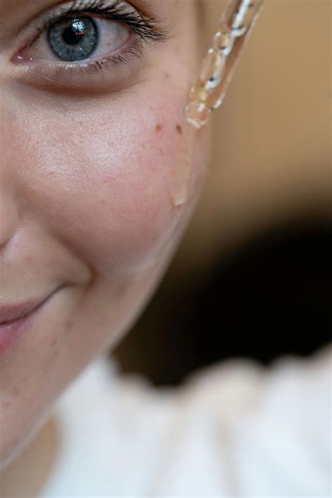 개인 관리 건강 노화 방지 돌보다 라이프스타일 모이스처라이저 미니멀리스트 미용 요법 미용 치료 병 분홍색 배경 뷰티 루틴 빛나는 피부 섬세한 성인