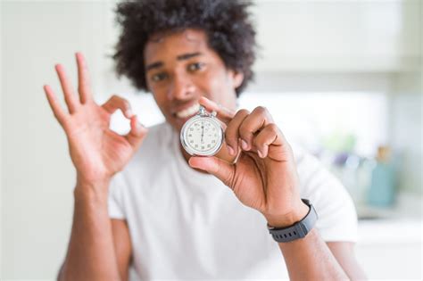 손가락으로 확인 기호를 수행 스톱 워치를 들고 아프리카계 미국인 남자 우수한 상징 손에 대한 스톡 사진 및 기타 이미지 손