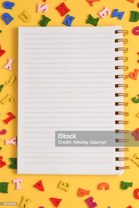 노란색 배경에 빈 노트북과 다채로운 문자를 엽니 다 맨 위 보기 텍스트 또는 디자인을 위한 공간입니다 0명에 대한 스톡 사진 및 기타 이미지 Istock