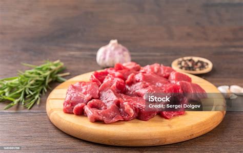 생 얇게 썬 쇠고기와 양고기에 부드럽게 초점을 맞춥니다 나무 도마에 굴라시 날것에 대한 스톡 사진 및 기타 이미지 날것 소고기 신선함 Istock
