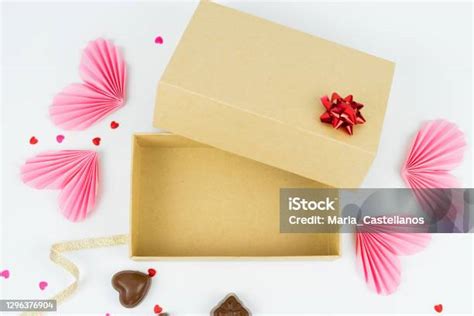 발렌타인 데이 기념일 어머니의 날 및 생일 장식이있는 골판지 상자를 엽니 다 텍스트에 대한 여유 공간입니다 Mockup 0명에 대한 스톡 사진 및 기타 이미지 Istock