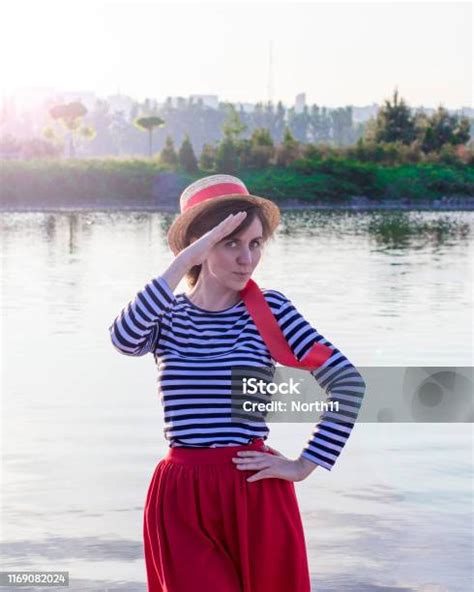 물 근처 밀짚 모자를 쓴 소녀 빨간 치마와 선원 정장에 소녀 가냘픈에 대한 스톡 사진 및 기타 이미지 가냘픈 강 관광 Istock