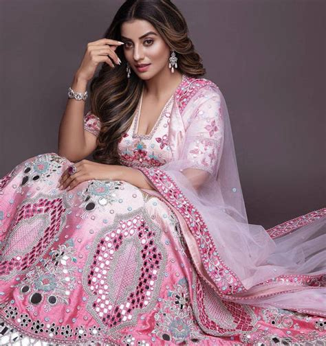 Download Bhojpuri Actress With Violet Floral Saree Wallpaper